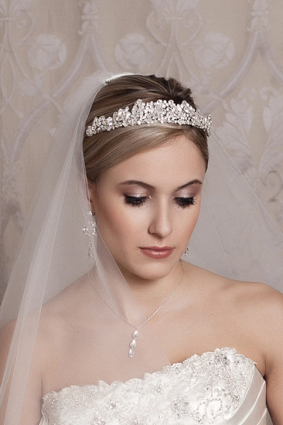 Tips for combining a wedding Tiara with a Wedding Gown | Beauty Make-up