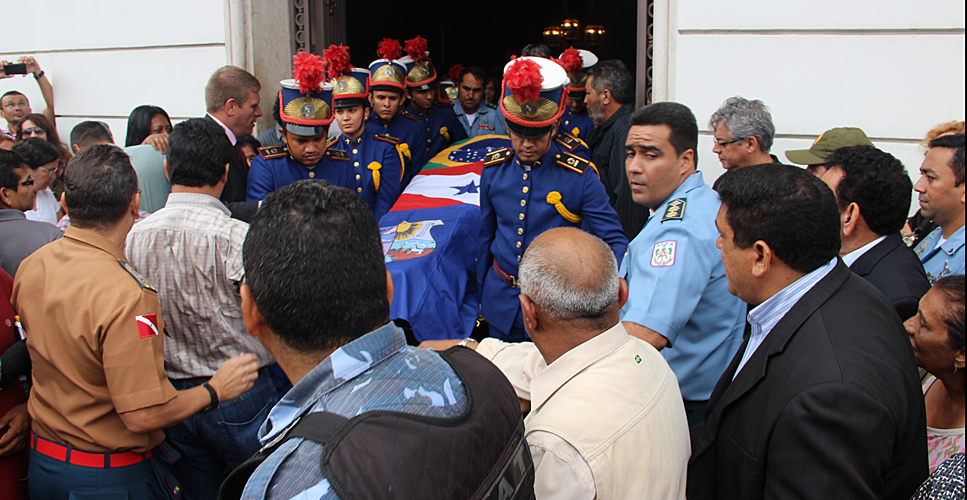 O Mocorongo: Paraenses se despedem de ex-governador Almir Gabriel