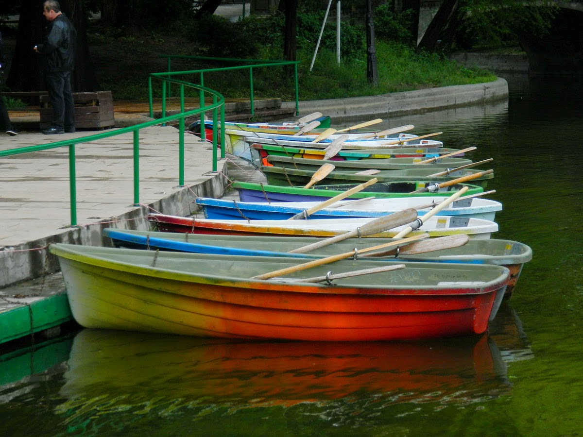 LA MULTI ANI, ROMANIA!: Barci colorate