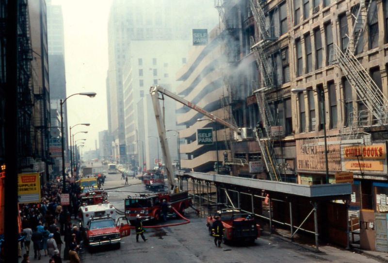 56 Fascinating Photos That Capture Street Scenes of Chicago in the ...