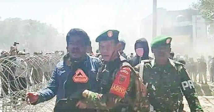 Babinsa Kodim Kendari Selamatkan Intel Brimob Sultra Yang Dihajar Pendemo