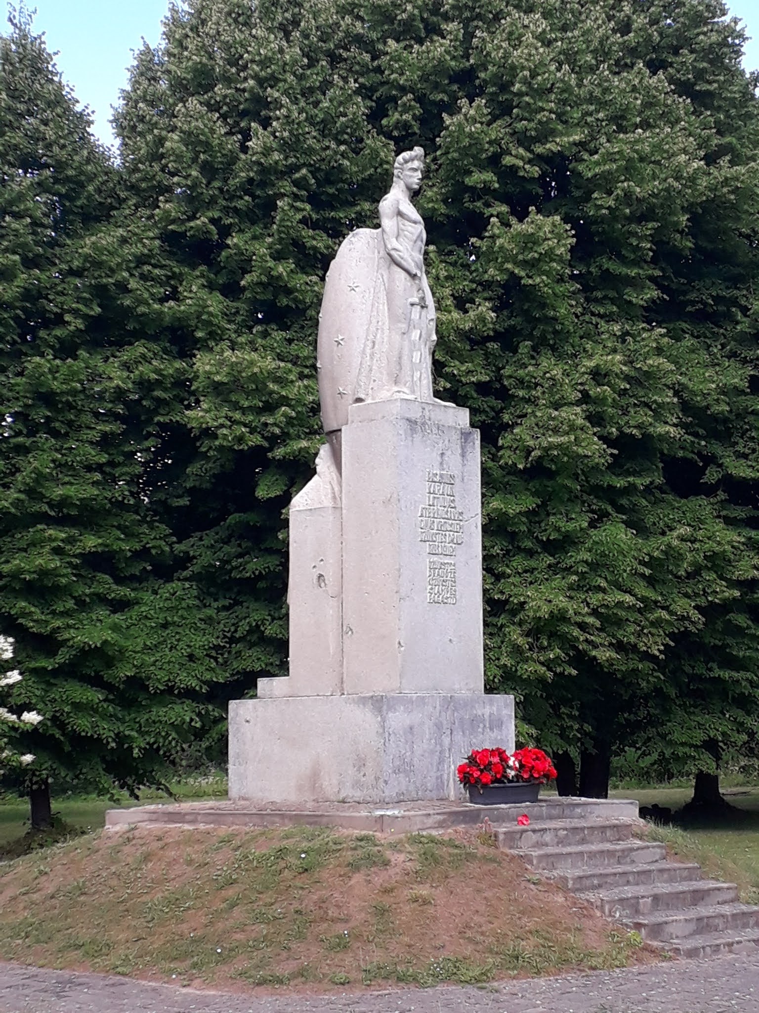 Latviešu karavīru kapi un piemiņas vietas: Džūkstē piemineklis 1. PK un ...