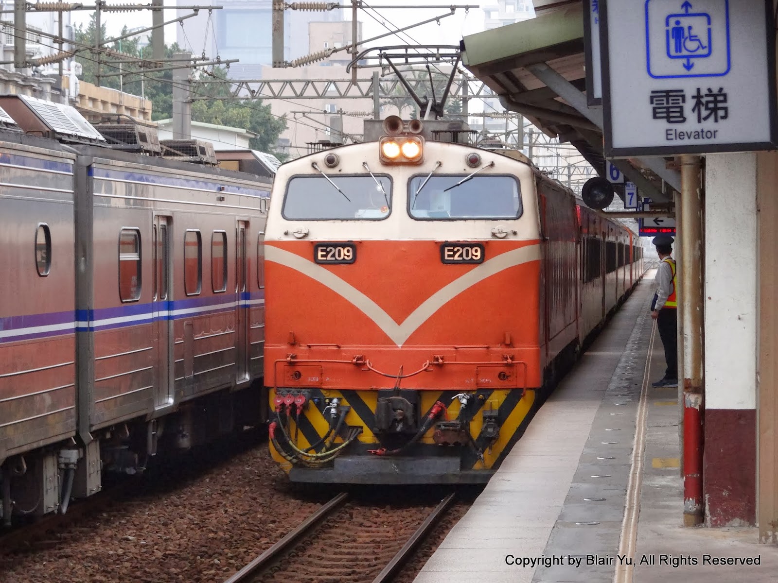 Blair's 鐵道攝影: E209電力機車 / TRA E209 Electric locomotive