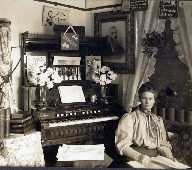 40 Amazing Found Photos Show Victorian People in Their Parlors ...