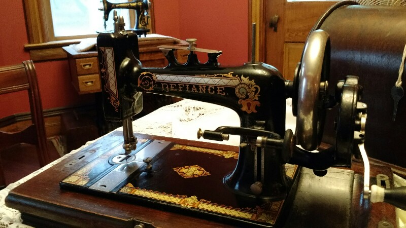1893 Victorian Farmhouse: Defiance Hand Crank Sewing Machine - year 1906