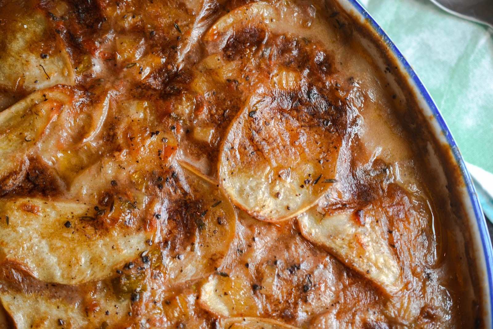 Greedy Girl : Rundown Scalloped Potatoes with garlic potato chip topping