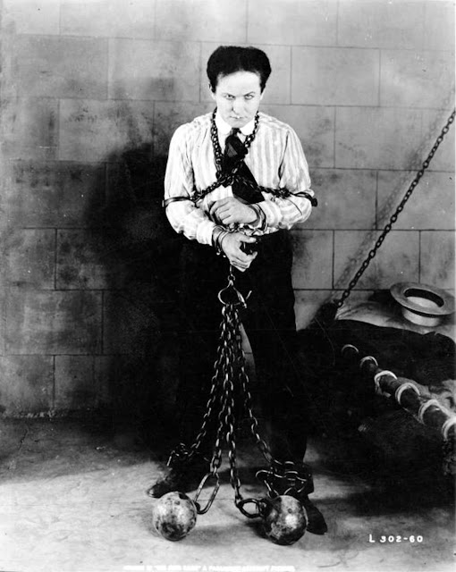 20 Amazing Photographs of Harry Houdini, a Famous Magician and Escape ...