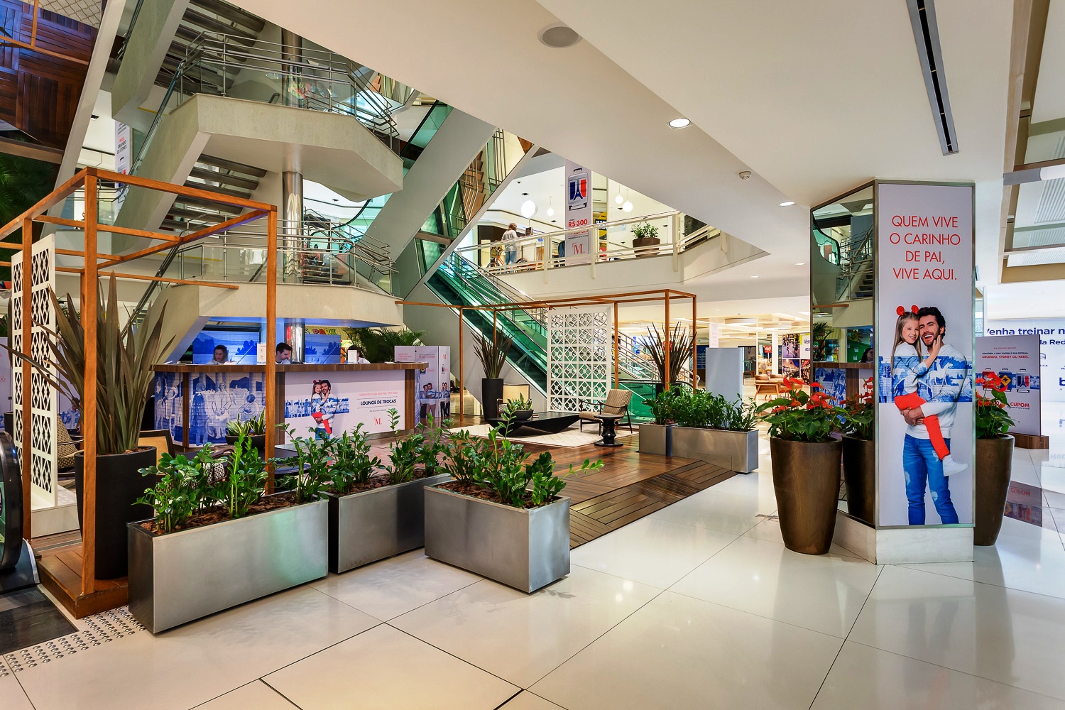 LOUNGE DO SHOPPING MUELLER VALORIZA A NATUREZA E SOFISTICAÇÃO