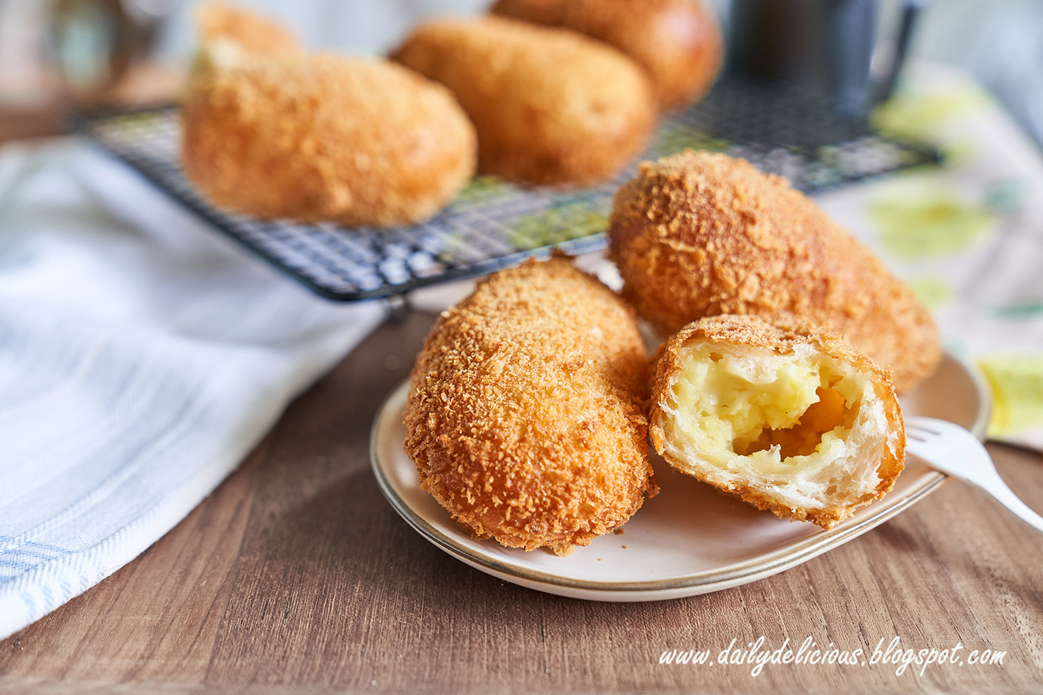dailydelicious: Fried cheese bread