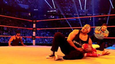 WWE In live!!!!: SIN CARA vs HUNICO