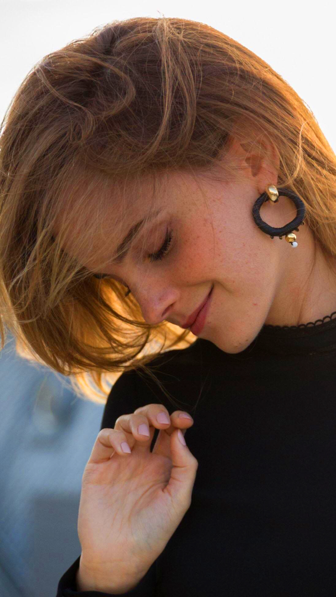 Emma Watson Smiley Face Wallpaper - HD Mobile Walls