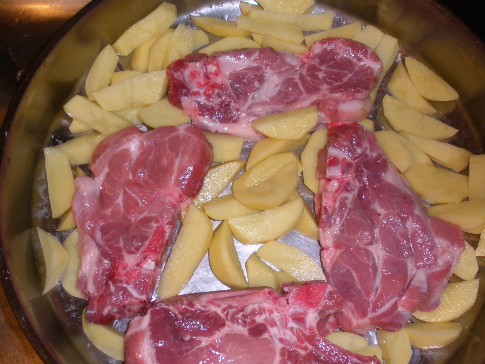 Come to cook: Χοιρινες μπριζολες με πατατες και καρυ στο φουρνο