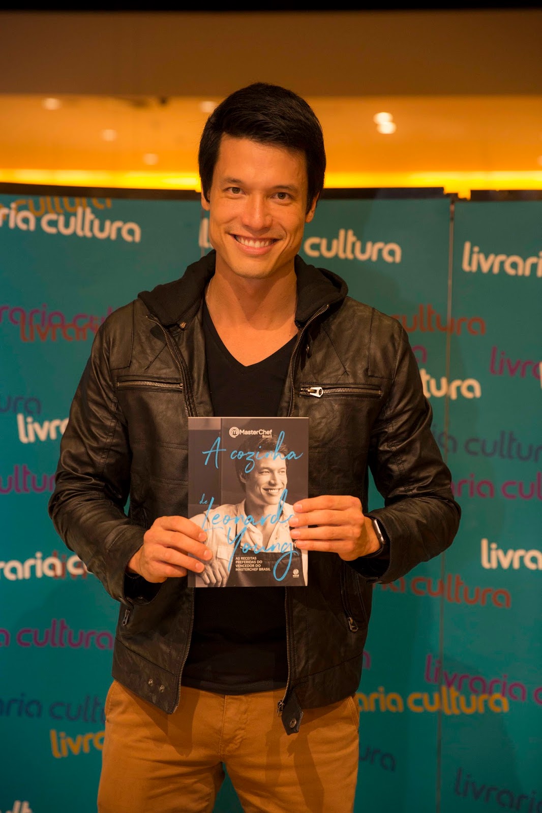 Leo Young, vencedor do MasterChef Brasil, lota livraria e recebe ...