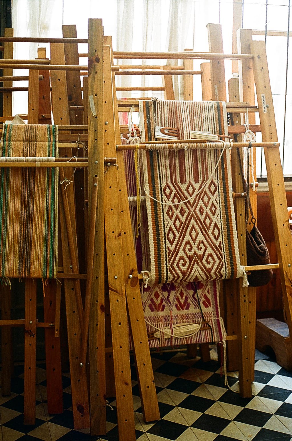 UN LUGAR DE TELAR WITRALWE: TELARES Y MAS TELARES.