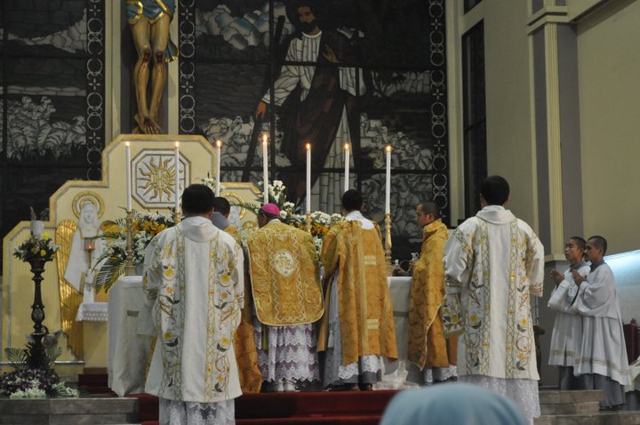 New Liturgical Movement: Filipino Ordinary Offers Solemn Pontifical Mass
