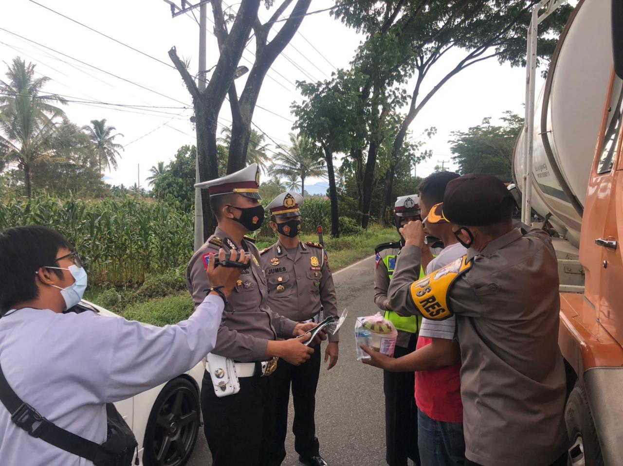 Selain Bagi Takjil, Personil Satlantas Polres 50 Kota Himbau Pengendara Patuhi Prokes