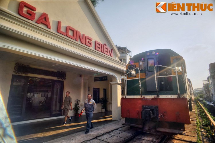 Amazing Vietnam: Ga Long Biên: Ga tàu nằm ở vị trí lạ lùng nhất Việt Nam