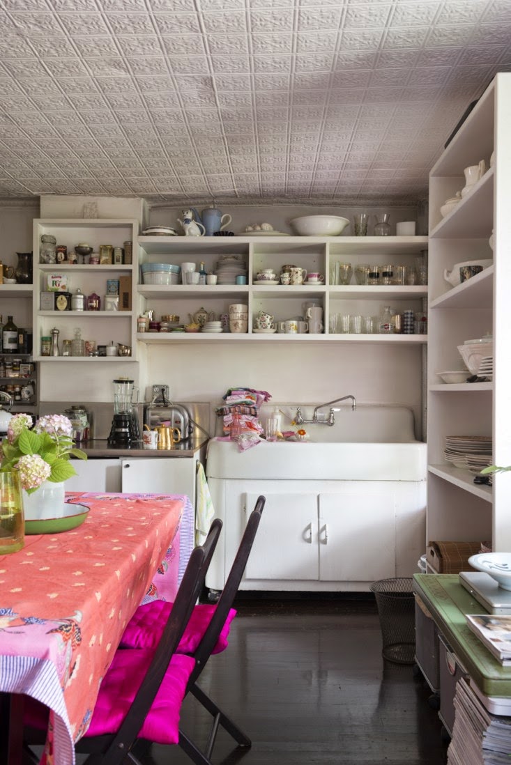 Keltainen talo rannalla: Modernia, rustiikkia ja etnistä