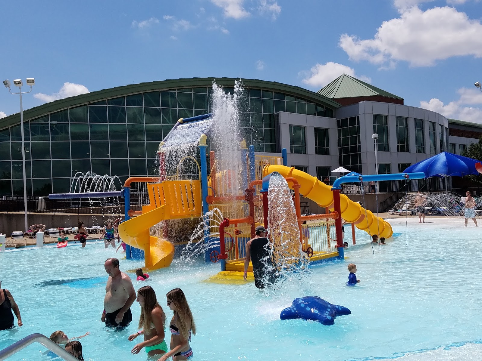 Play St. Louis: RiverChase YMCA of Fenton Outdoor Pool, Fenton