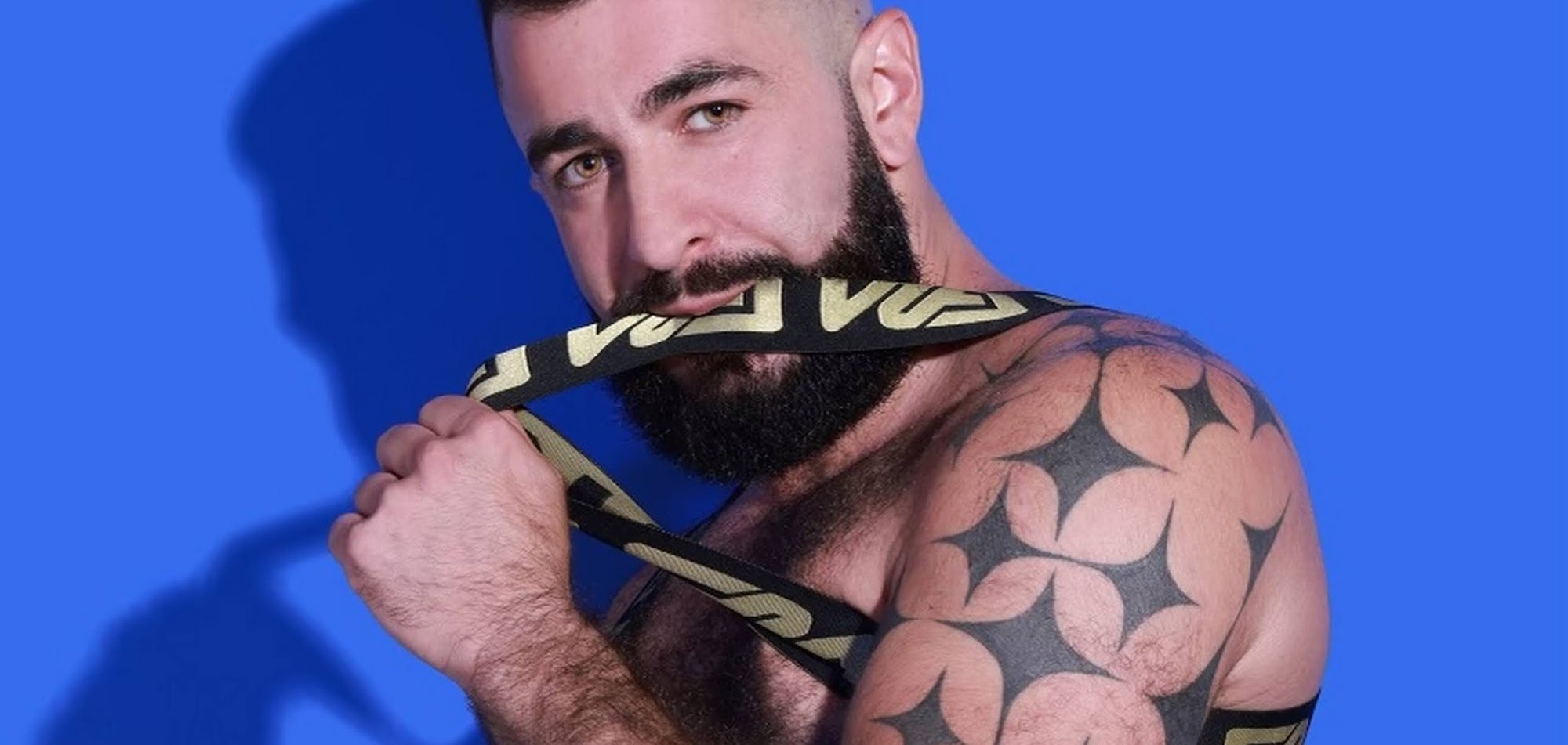 Frank Conti modela le nueva línea de coloridos arneses de Garçon