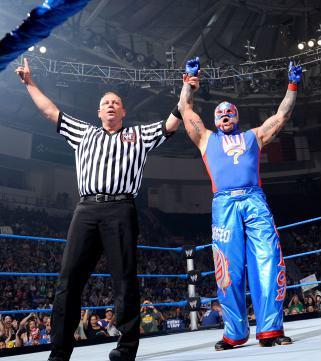 WWE In live!!!!: REY MYSTERIO vs CODY RHODES