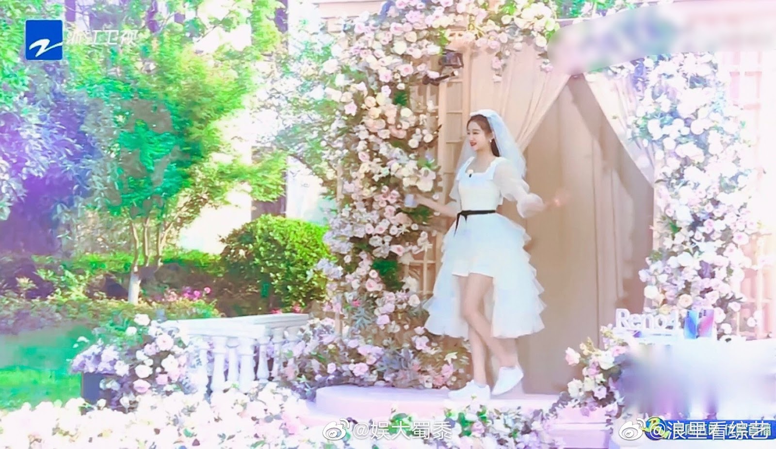 Weibo Go Guan Xiaotong Shows Off Her Slender Long Legs In A Wedding Dress