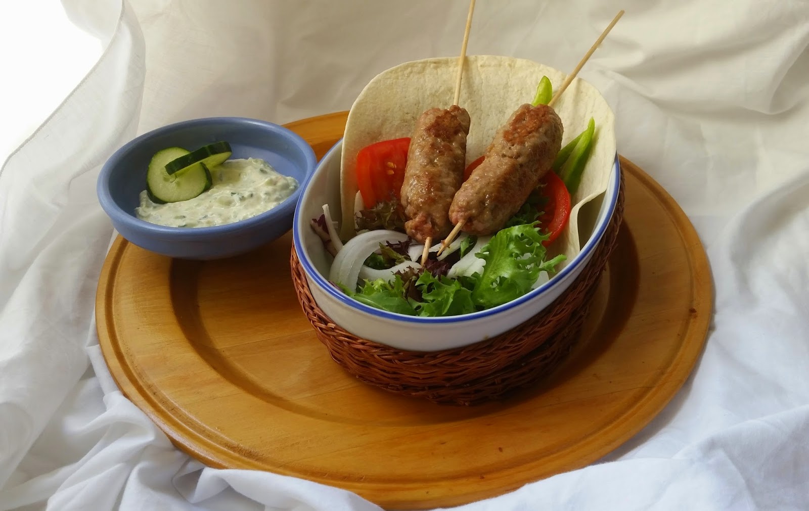 Kebab de cerdo con Salsa Tzatziki - Cocinando con las Chachas