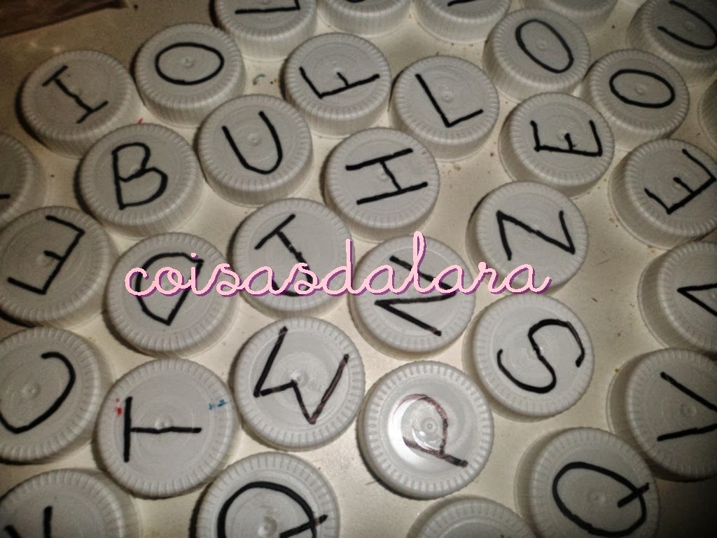 COISAS DA LARA: Alfabeto Móvel com Tampinhas