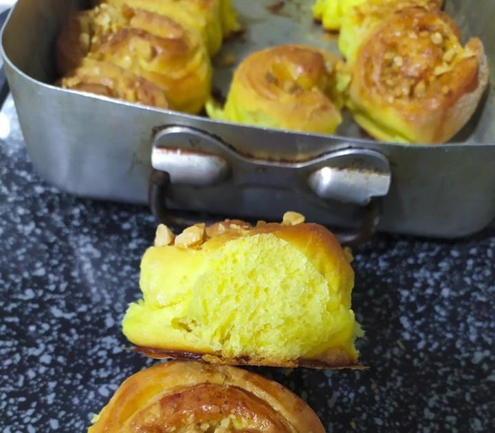 Starbooks: SAFFRON SWIRL BUNS WITH DRIED FRUIT