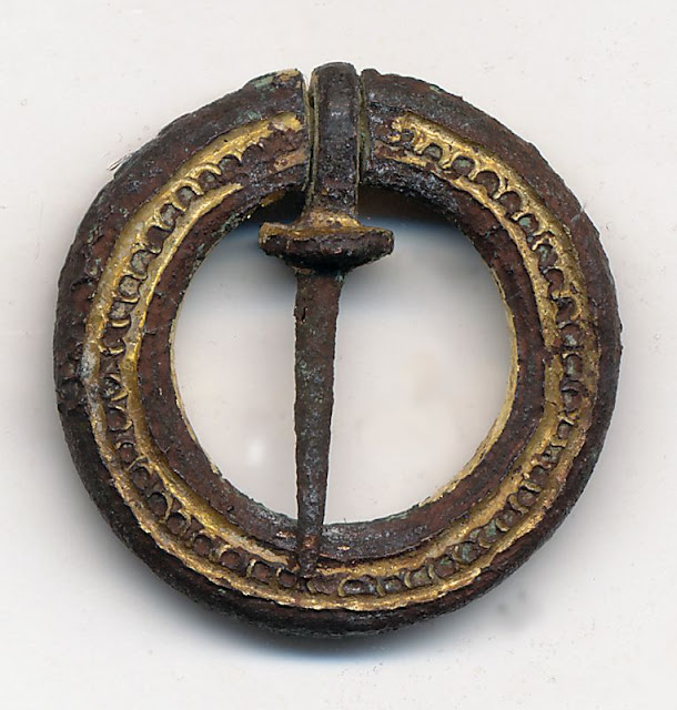 muzeeum: Medieval Gilded Ring Brooch c1300 - 1350, Cambridgeshire, England