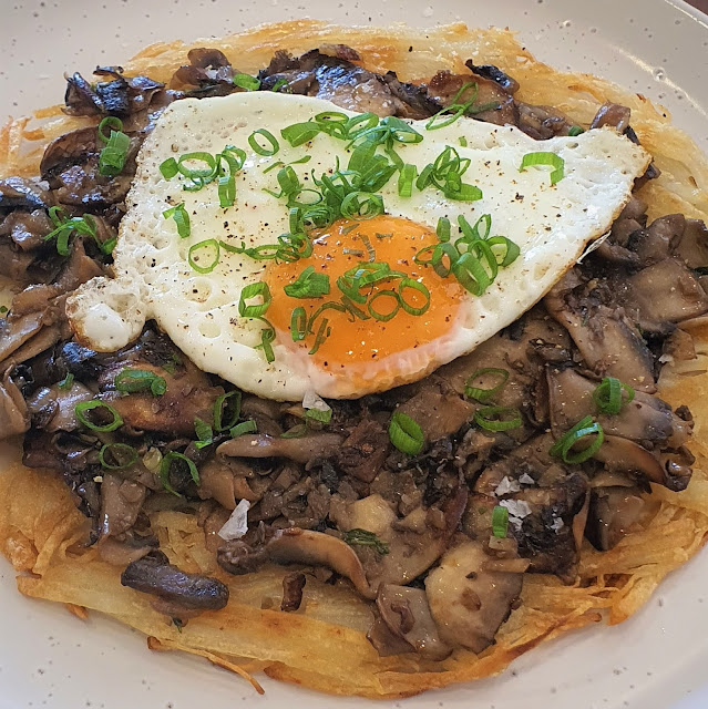 Home Cooked Grub: Mushrooms and Rösti, topped with an egg.