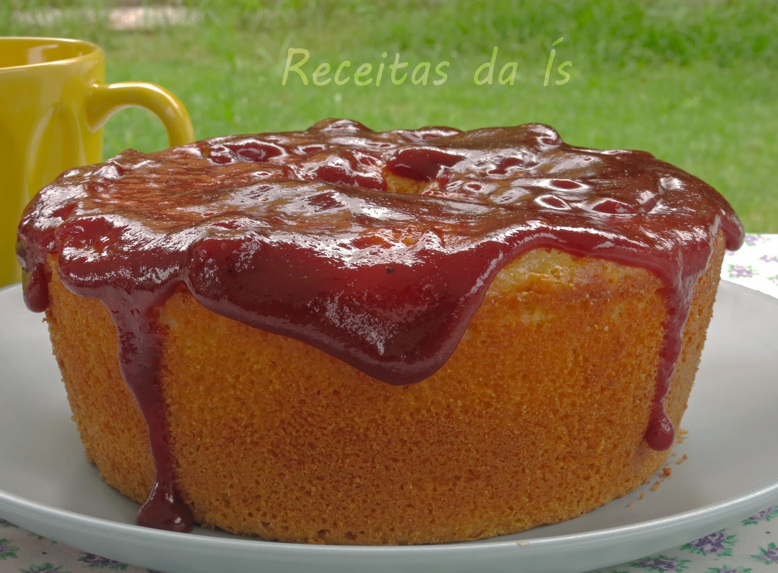 Receitas da Ís: BOLO DE FUBÁ COM QUEIJO COBERTO COM GOIABADA
