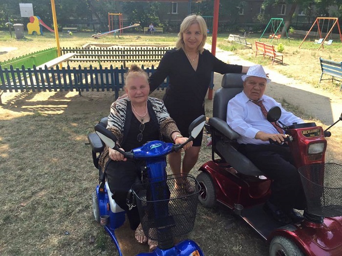 Carmen Serban i-a cumparat tatalui complet paralizat un vehicul adaptat ... Carmen Serban i-a cumparat tatalui complet paralizat un vehicul adaptat ...