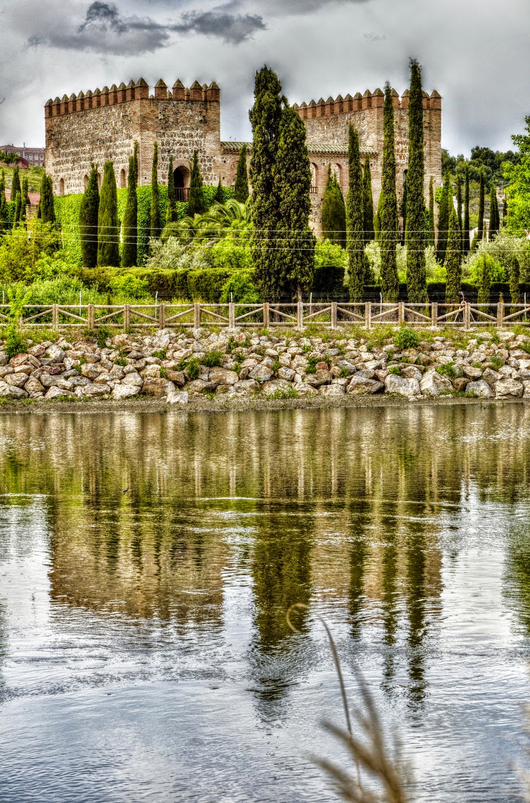 FOTO DE TOLEDO. RETAZOS DE COLOR: PALACIO DE GALIANA CON TOLEDO DE FONDO