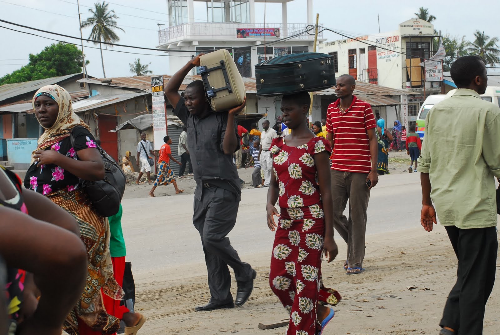 Kanga Moko Miuno Feni / Wacheza Uchi Uswahilini : Baikoko Na Mauno Ccm ...