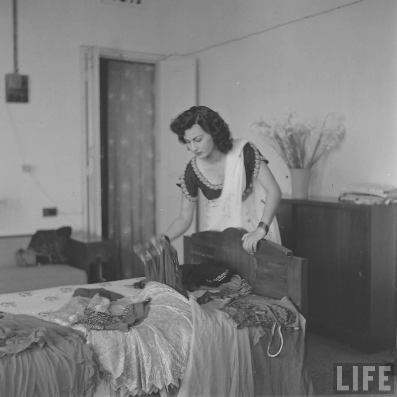 Hindi Movie Actress Begum Para Dressing in front of Mirror - 1951 ...