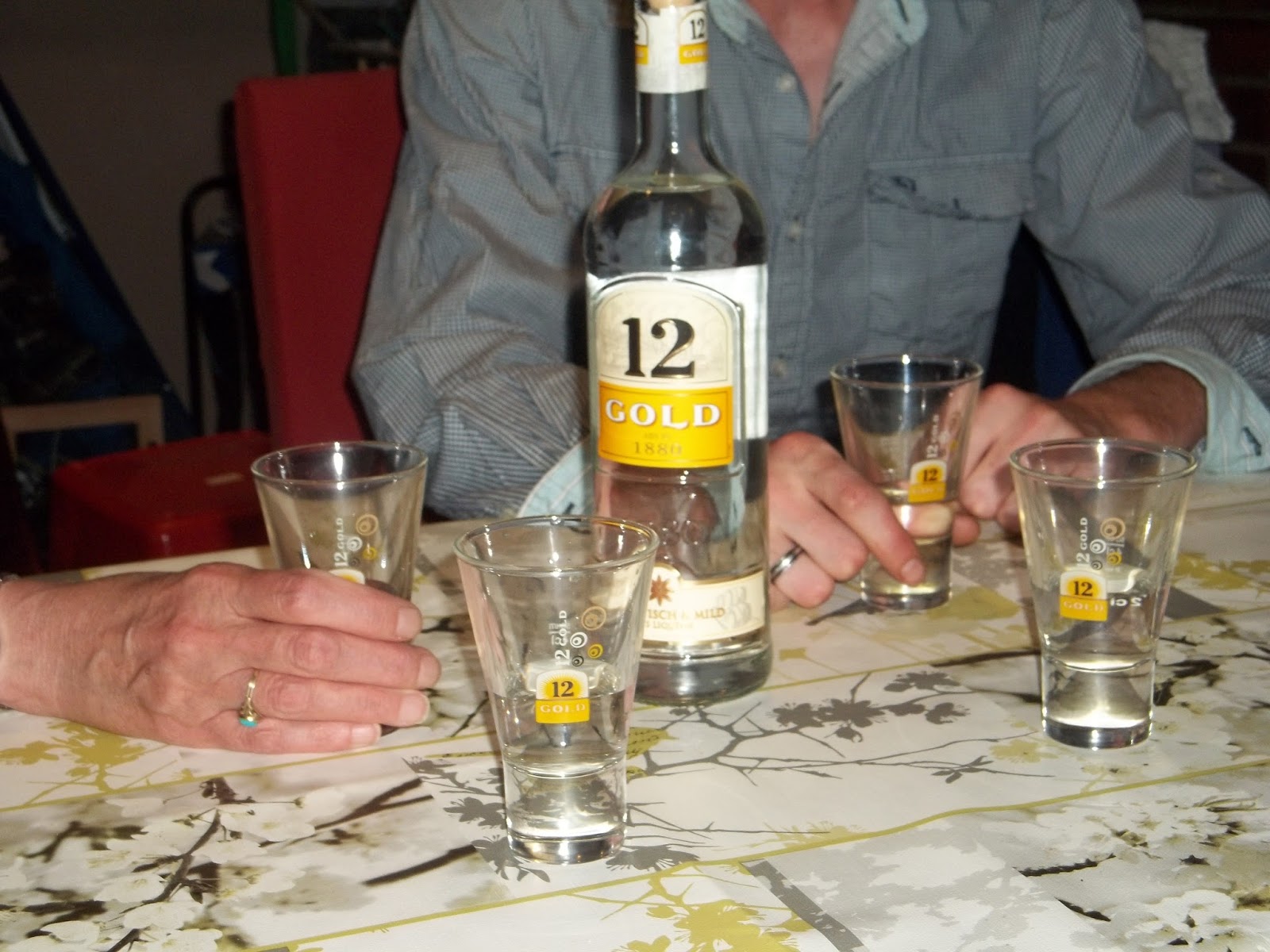 Waltraud testet: brandnooz: der milde Anis-Likör 12 Gold von OUZO