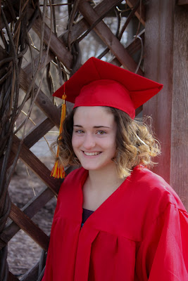 Kate Lowe Photography: Lora's Cap and Gown Portraits