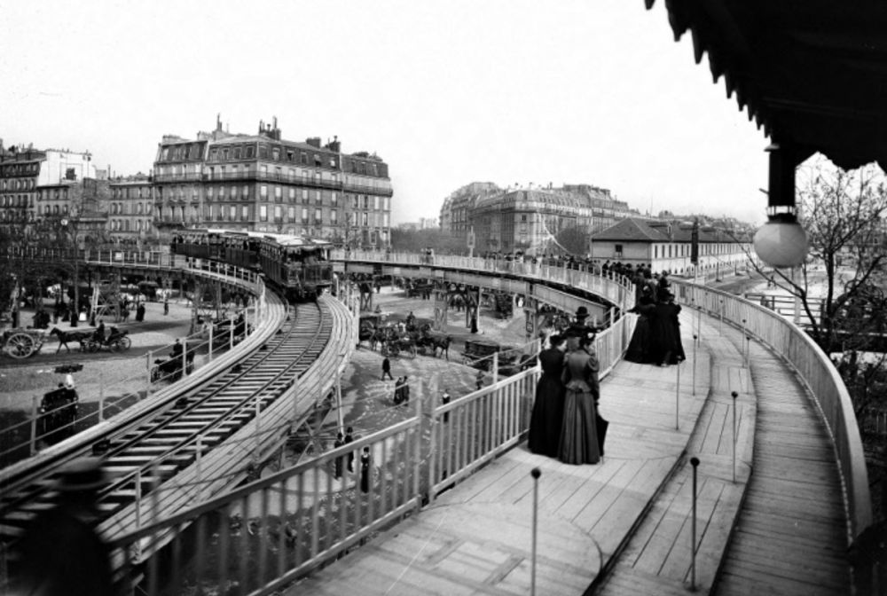 Incredibly Beautiful Vintage Photos of a Two-Mile-Long Moving Sidewalk ...
