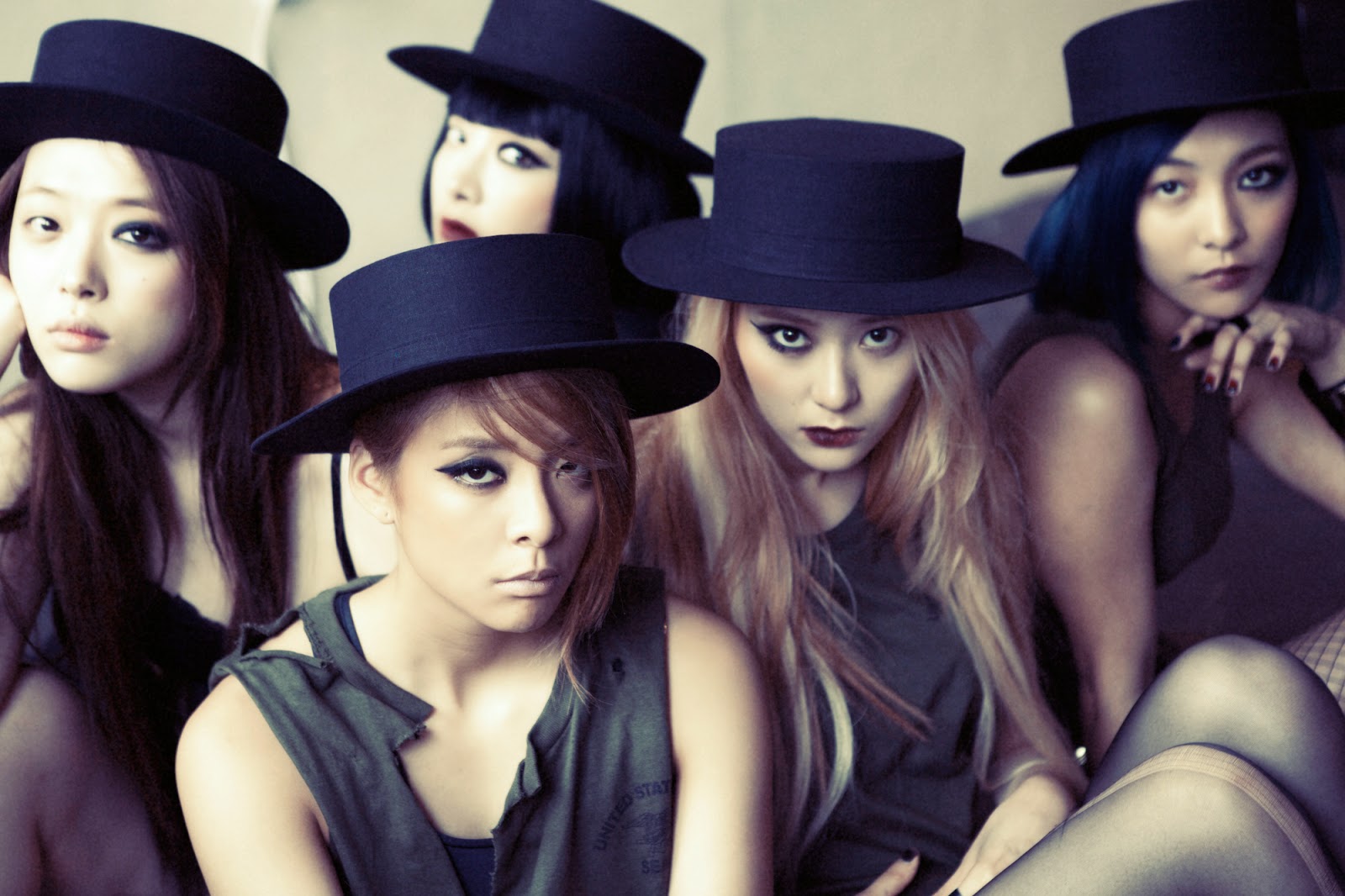 Check out f(x)'s hot group teaser pictures for 'Red Light' - Wonderful ...