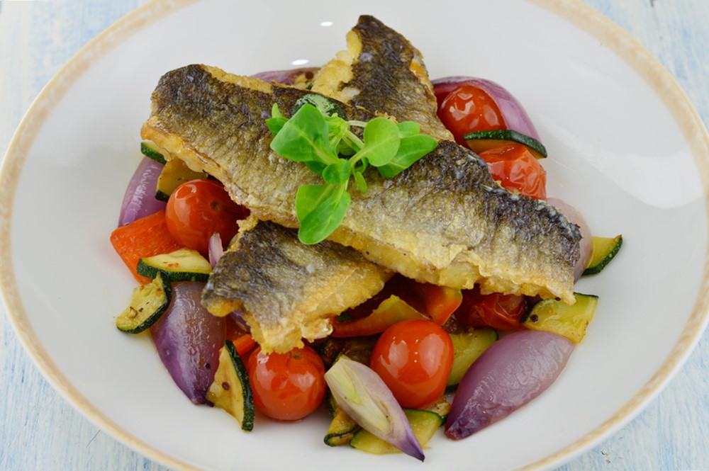 Lavrac (lup/biban de mare) cu legume, la tigaie - CAIETUL CU RETETE