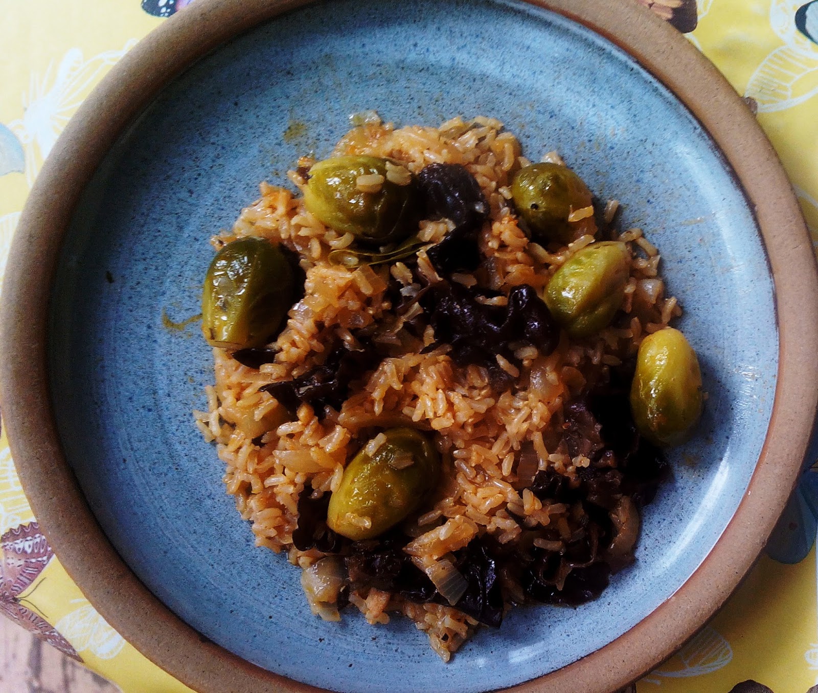 Comida para una: arroz con coles de Bruselas y orejas de madera