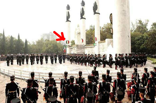 El Blog de Izquierda: IMAGEN: Calderón pone logos del PRI en monumento ...