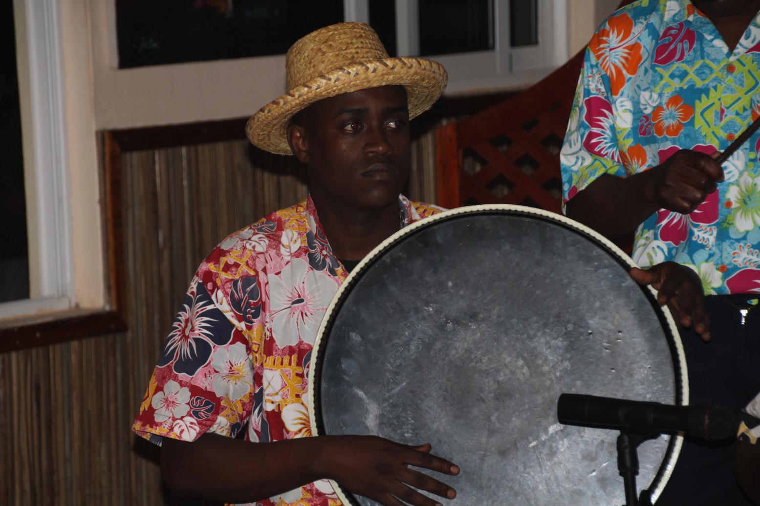 Voyages et Expériences : Rodrigues: La ravanne & instruments du sega ...