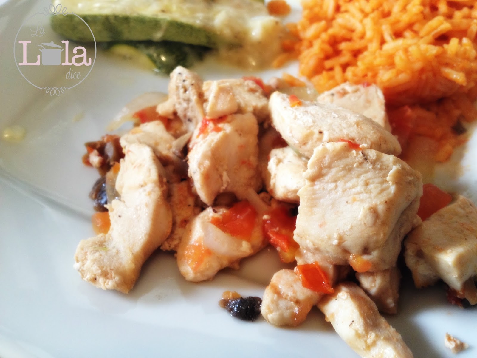 Pollo con verduras en mantequilla, calabacitas gratinadas y arroz rojo ...