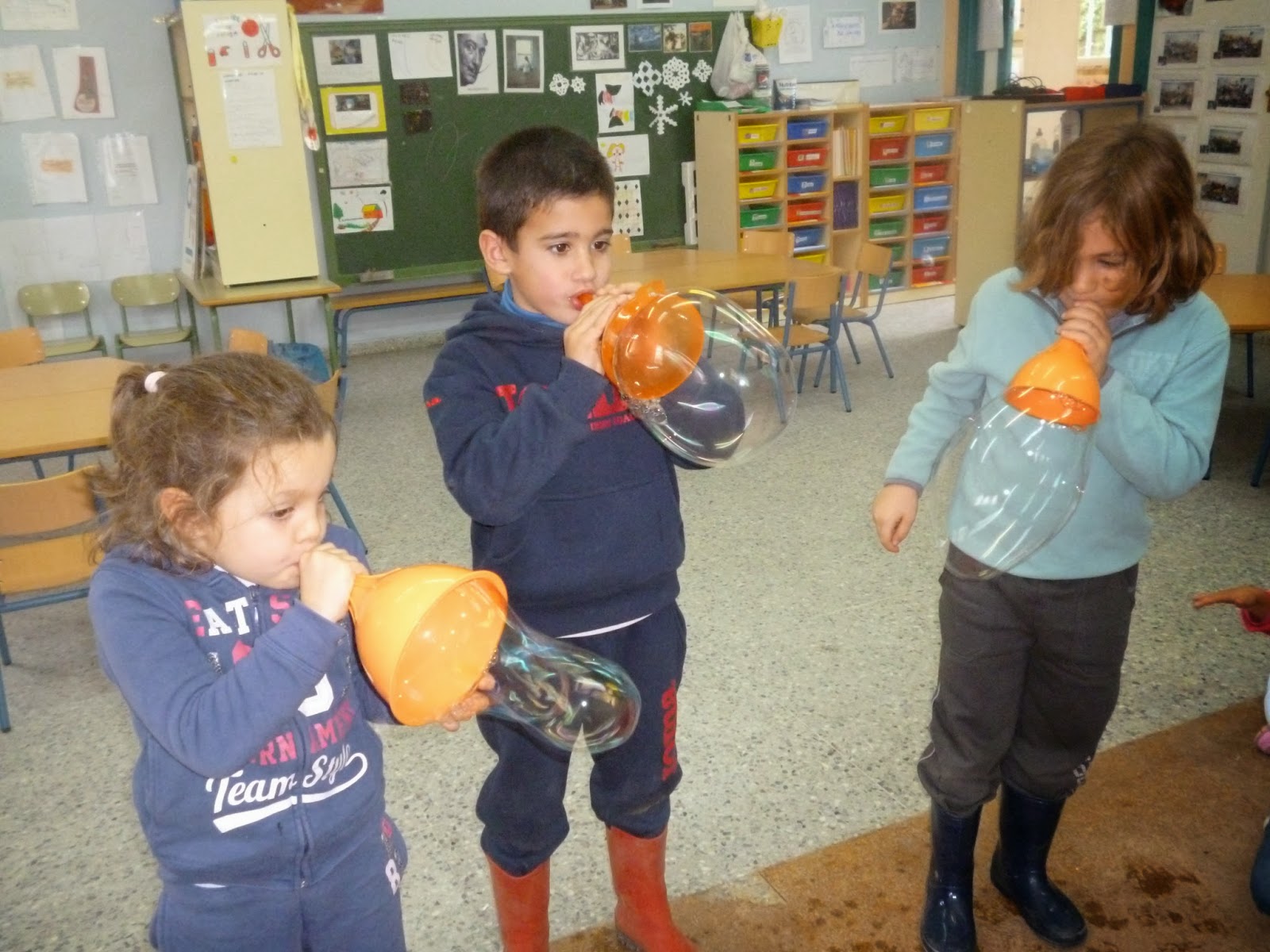 DESCUBRIENDO UN MUNDO JUNTOS: JUGANDO CON LAS POMPAS.