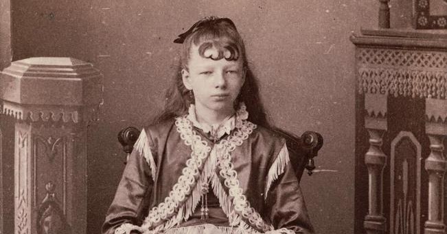 AMAZING STORIES AROUND THE WORLD: Myrtle Corbin - The Four Legged Woman.