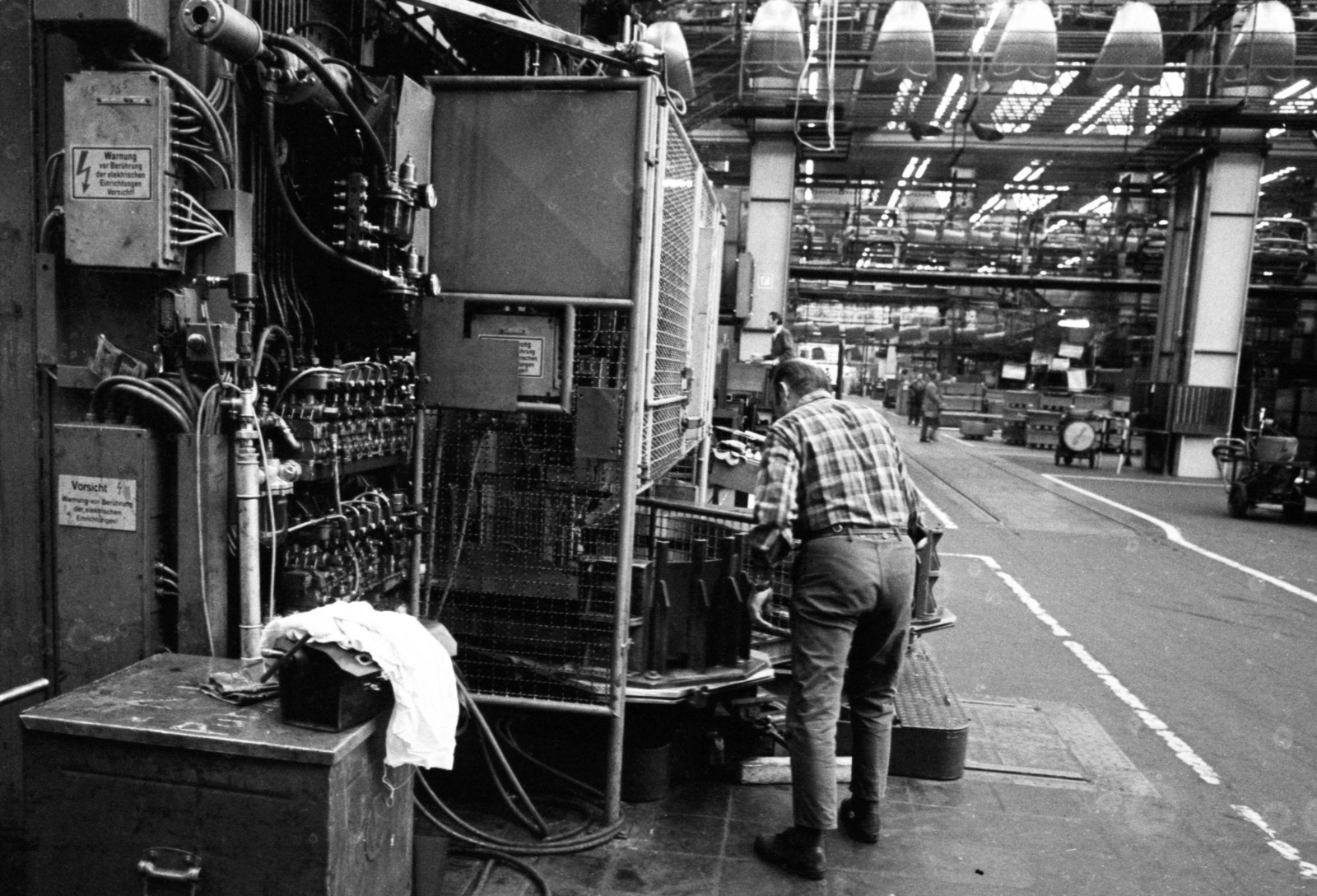 30 Vintage Photographs Capture Daily Life at the Volkswagen Factory in ...