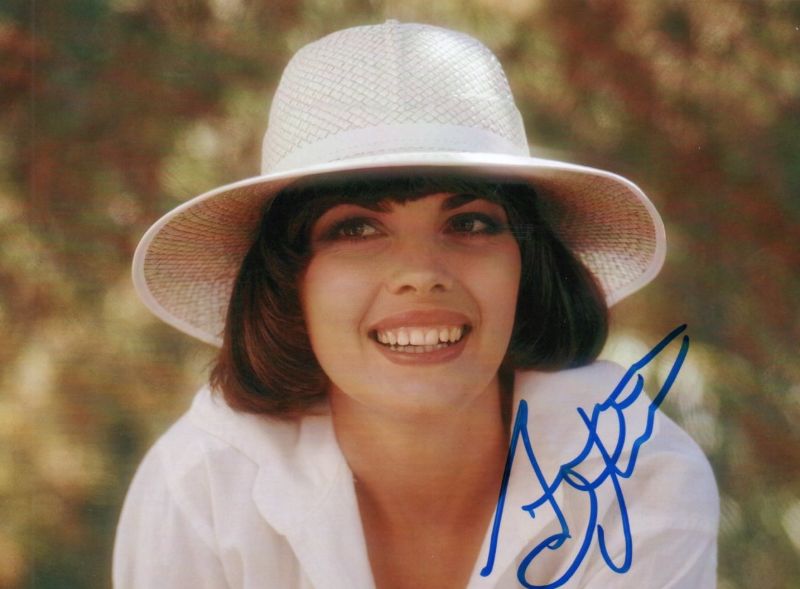 35 Beautiful Portrait Photos Of French Singer Mireille Mathieu In The 1960s And 70s Vintage