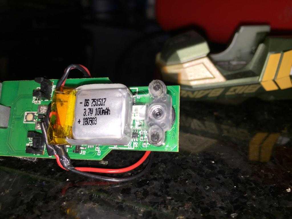 Walid Nehme: Anki Overdrive battery replacement without soldering.